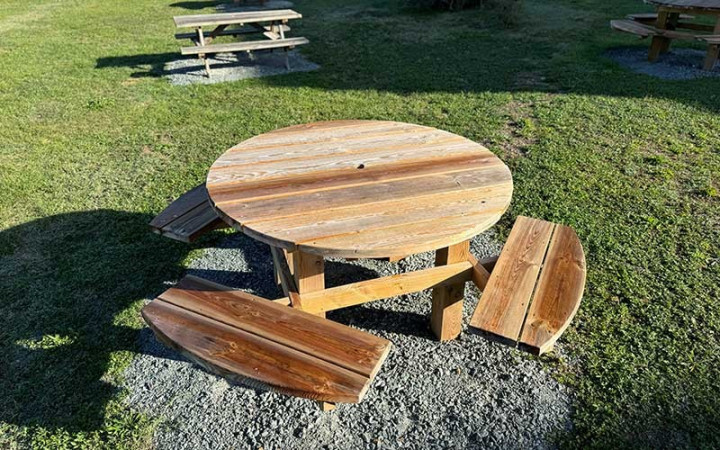 Table de pique nique ronde en bois pour 8 personnes