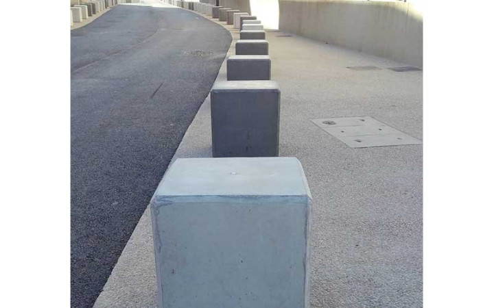 Cube en béton lisse banc exterieur ou borne béton pour espace public